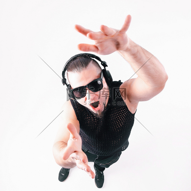 从顶部看很酷的男说唱歌手看着镜头做出欢迎的手势高清摄影大图 千库网