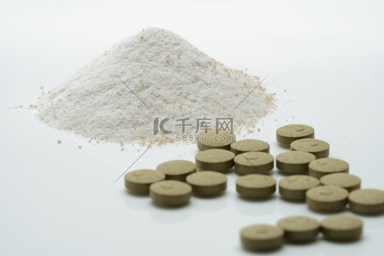 白色背景上的粉末药物和片剂药片高清摄影大图 千库网