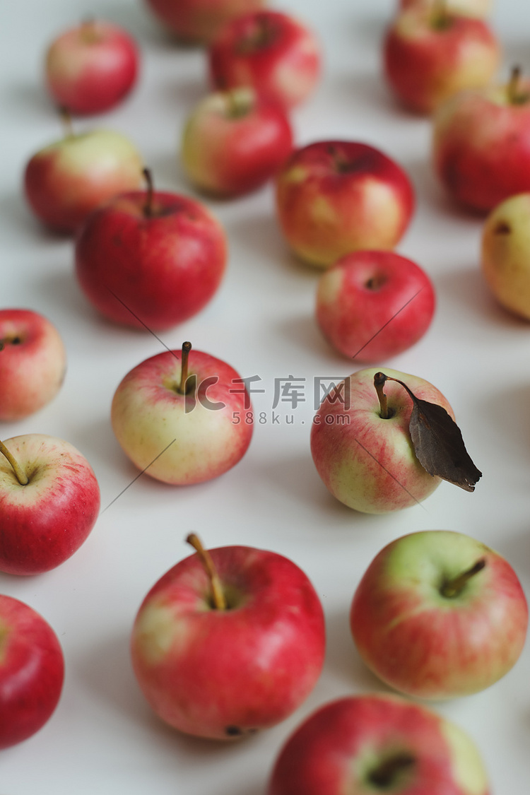 你好秋卡白色背景顶视图上有新鲜的红苹果高清摄影大图 千库网