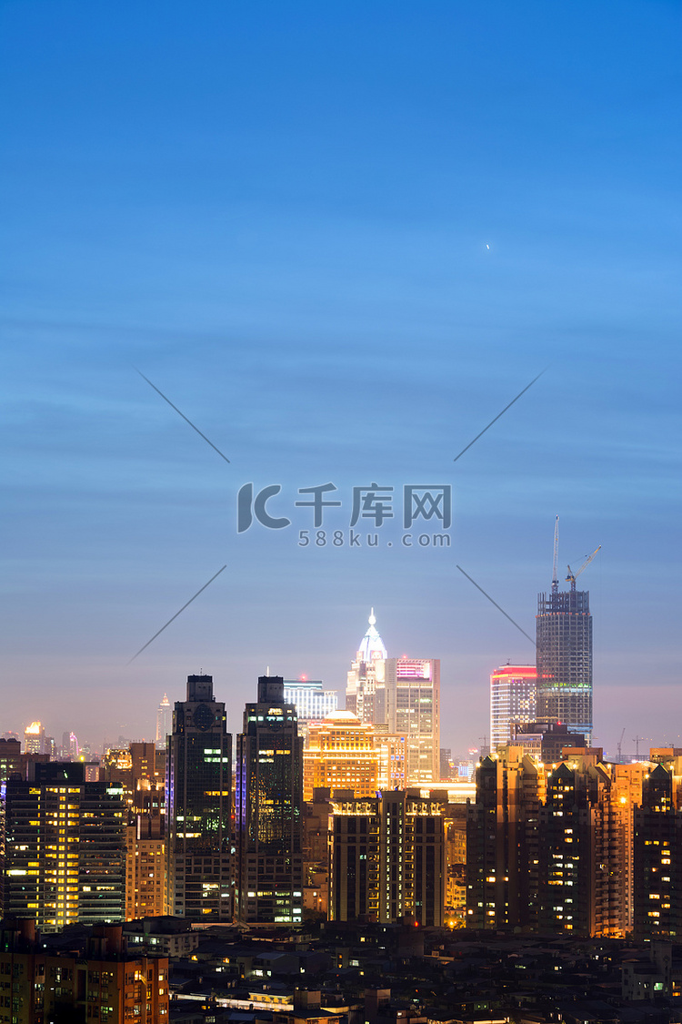 现代城市的夜晚高清摄影大图 千库网