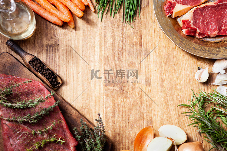 木桌上不同生肉和蔬菜的平铺高清摄影大图 千库网