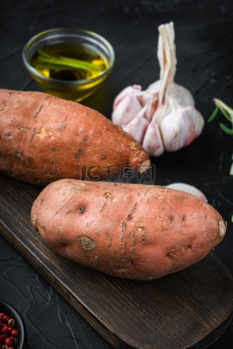 黑色背景中带有香草和香料的生整个红薯高清摄影大图 千库网