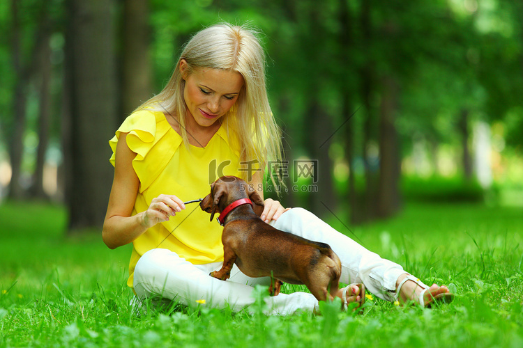 怀里的女人腊肠犬高清摄影大图 千库网