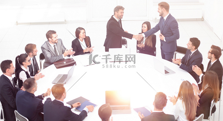 业务合作伙伴握手在附近的圆桌会谈高清摄影大图 千库网