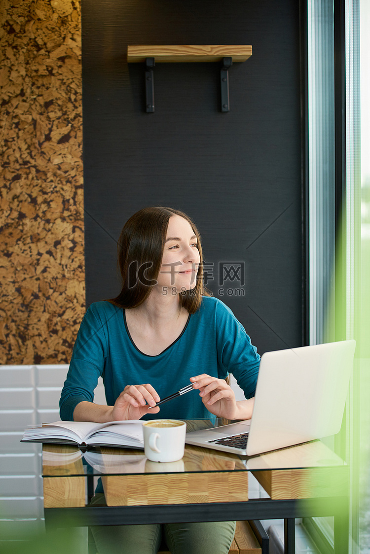 在咖啡厅工作的年轻女子高清摄影大图 千库网