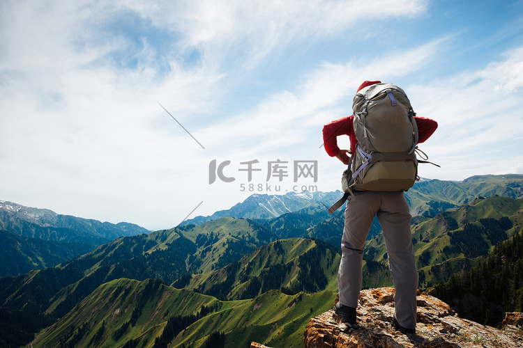 成功的女背包客欣赏山顶上的风景高清摄影大图 千库网