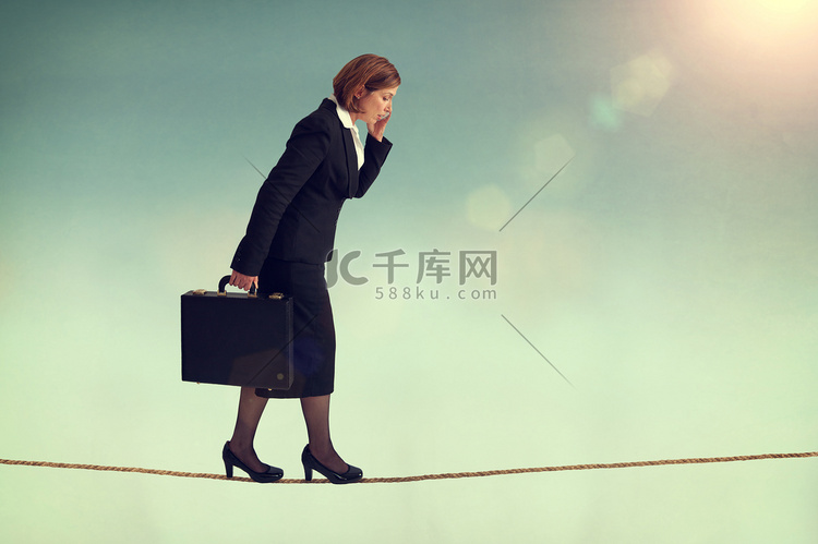 自信的商人走钢丝高清摄影大图 千库网
