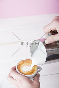 男人把起泡牛奶倒进咖啡杯高清摄影大图 千库网