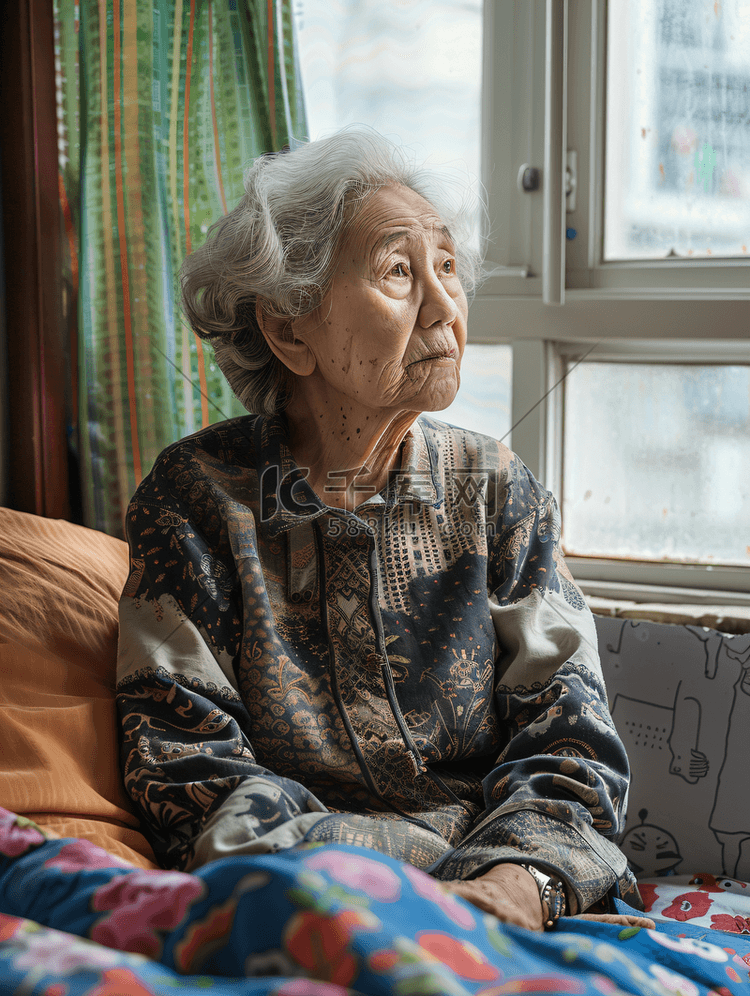 亚洲人孤独的老人坐在床上高清摄影大图 千库网