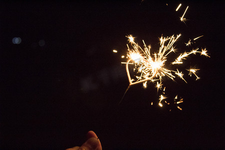 手持烟花摄影图片-手持烟花摄影作品-千库网