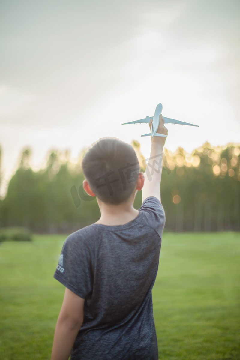 孩子户外背影摄影图片-孩子户外背影摄影作品-千库网