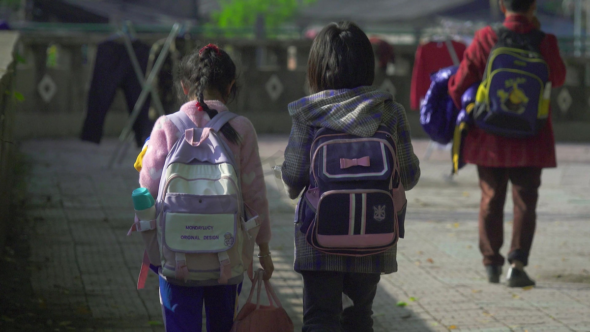 放学接小孩摄影图片 放学接小孩摄影作品 千库网