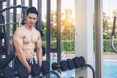 健身房男腹肌摄影图片-健身房男腹肌摄影作品-千库网