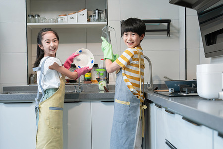 学生做家务摄影图片-学生做家务摄影作品-千库网