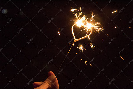 手持烟花摄影图片-手持烟花摄影作品-千库网
