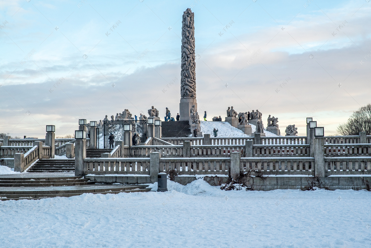 雪天中雕塑“生命之柱”摄影图高清摄影大图-千库网