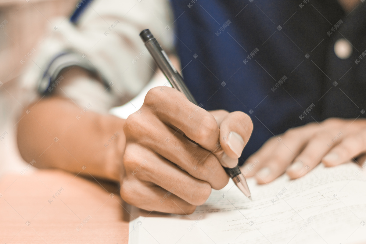 正在写字学习的人摄影图高清摄影大图-千库网