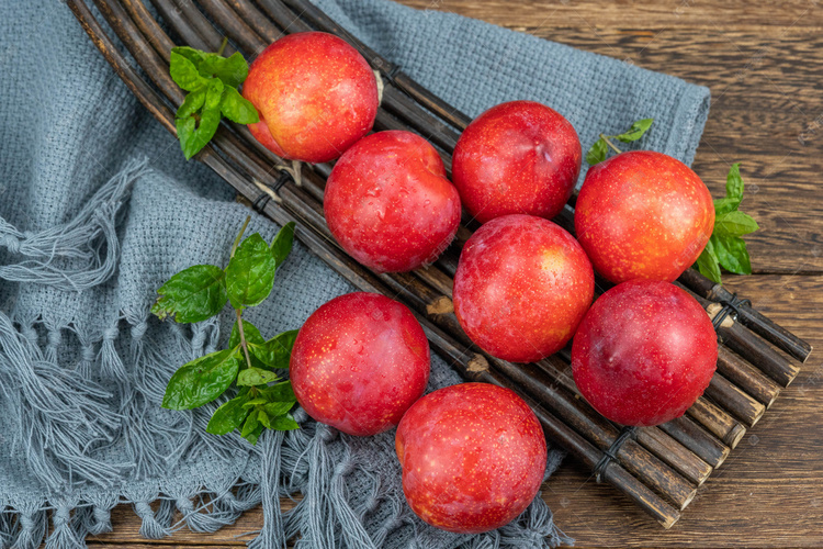 红李子水果摄影图高清摄影大图-千库网