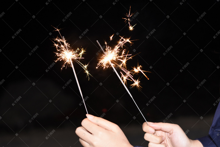 夜晚手持烟花棒节日素材高清摄影大图-千库网