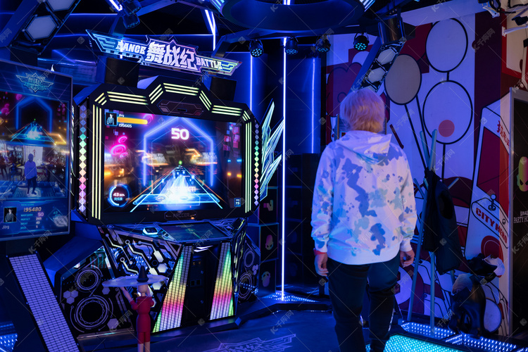 游戏厅里的跳舞机摄影图高清摄影大图-千库网