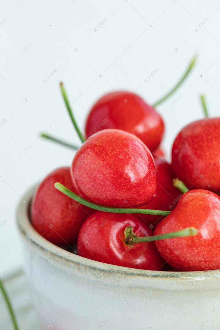 美食白天多个樱桃桌面特写摄影图配图高清摄影大图-千库网