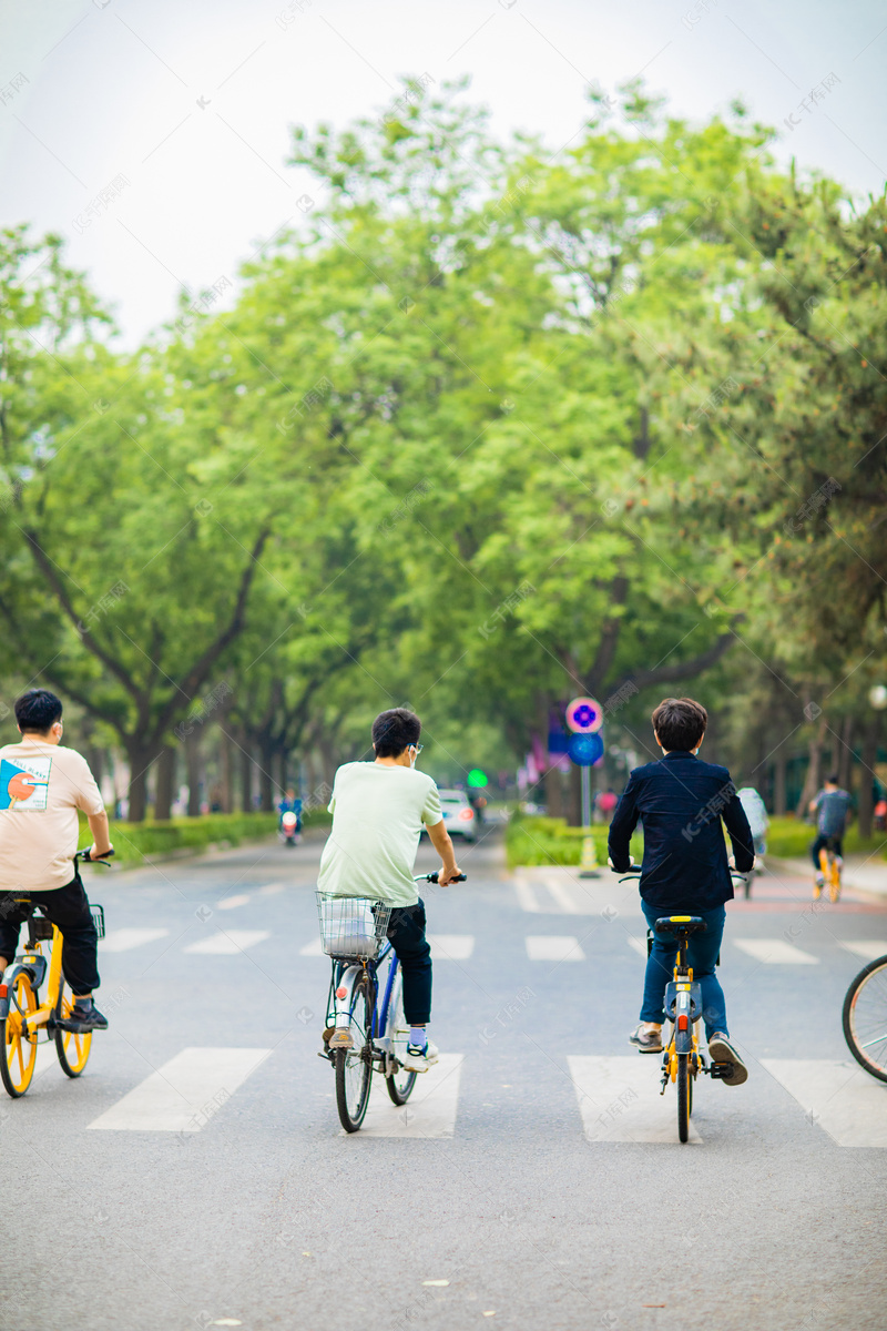 校园生活下午骑车放学的学生校园内骑车摄影图配图高清摄影大图-千库网