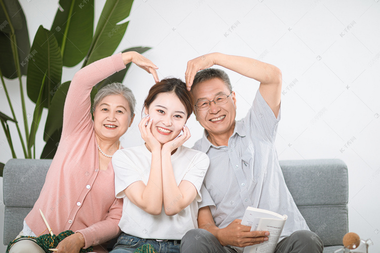 家庭和谐白天一家三口客厅比心摄影图配图高清摄影大图-千库网