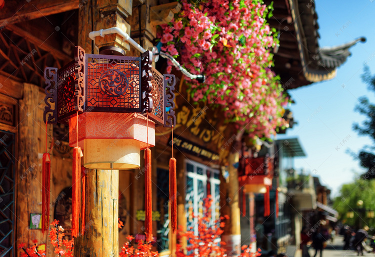 Traditional Chinese street lanterns and roof, Lijiang, China高清摄影大图-千库网