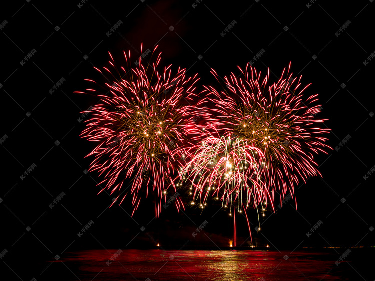 红色烟花倒映在水从大理石堡 Pi高清摄影大图-千库网