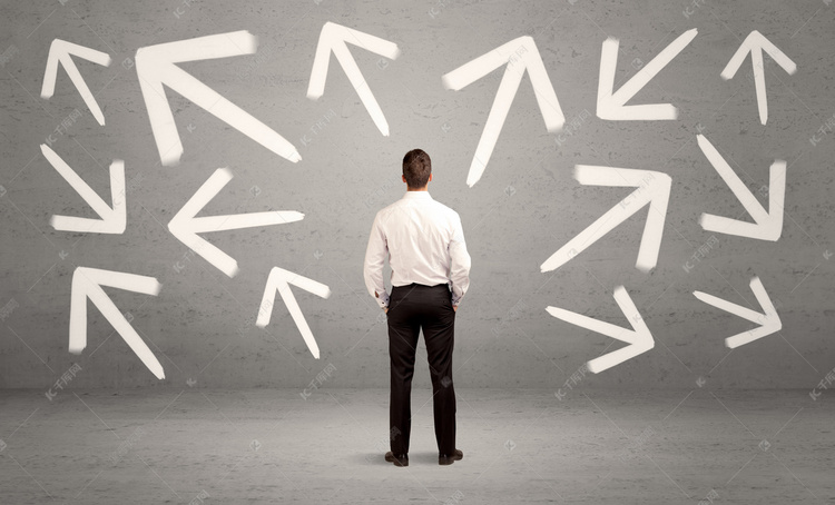 墙壁上有箭头的混乱推销员高清摄影大图-千库网