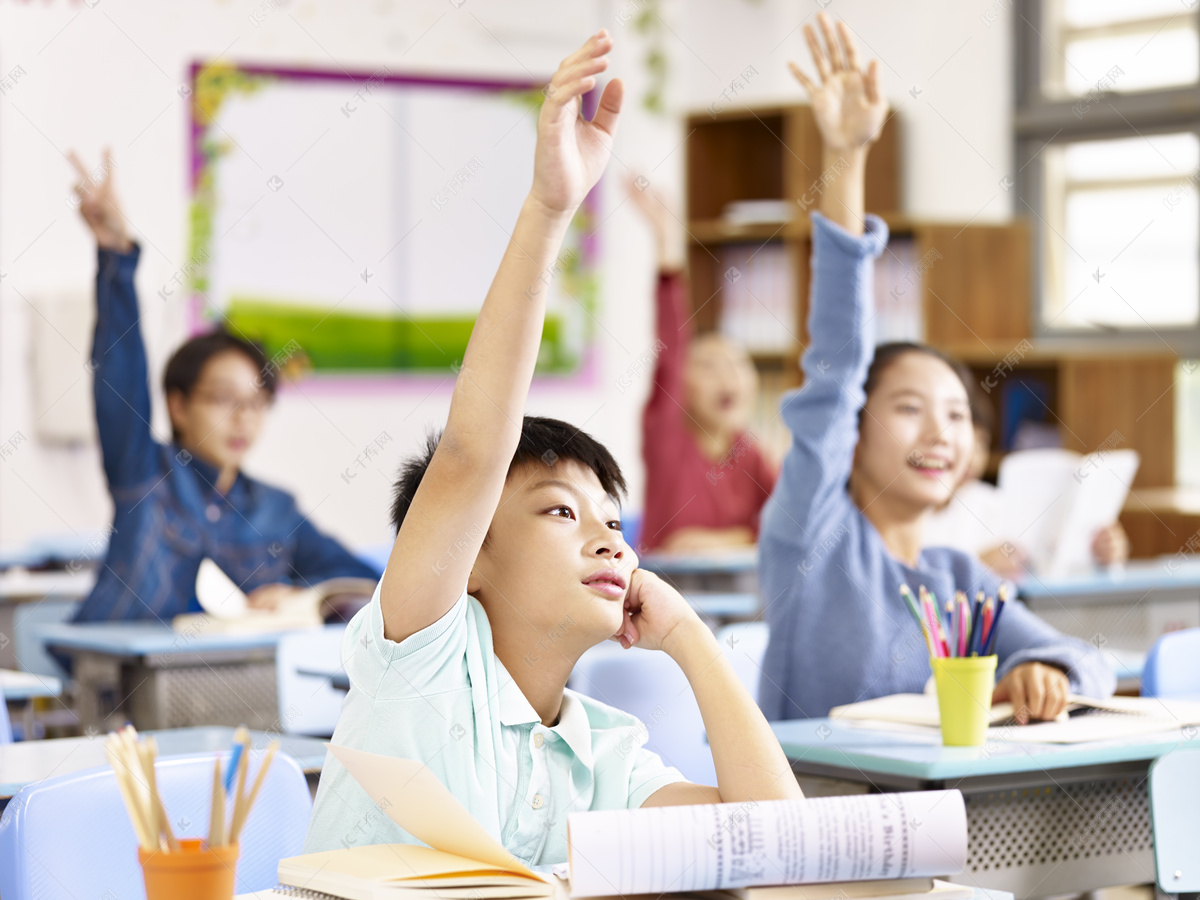 亚洲小学学生上课举手高清摄影大图 千库网