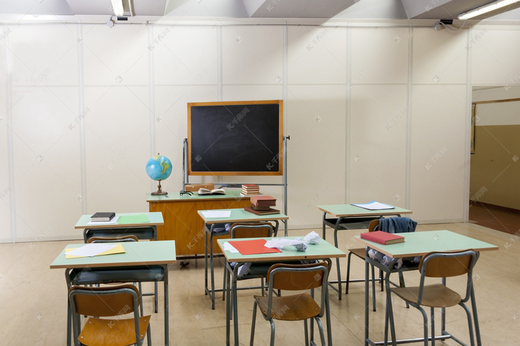 desks and blackboard in classroom at school高清摄影大图-千库网