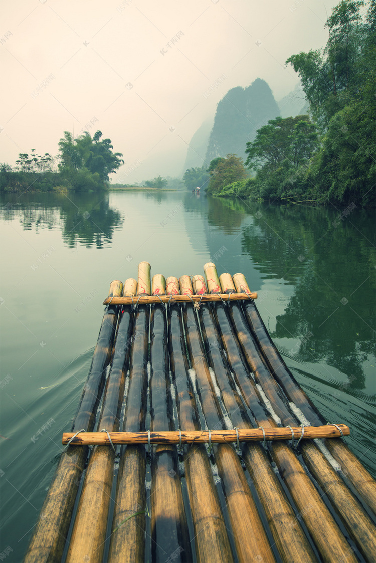 bamboo rafting in Yulong River高清摄影大图-千库网