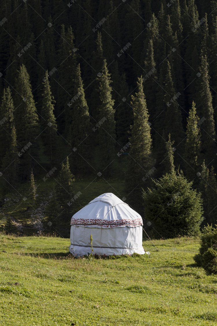 吉尔吉斯斯坦 Karakol 附近阿尔金-Arashan 河谷的单一传统蒙古包高清摄影大图-千库网