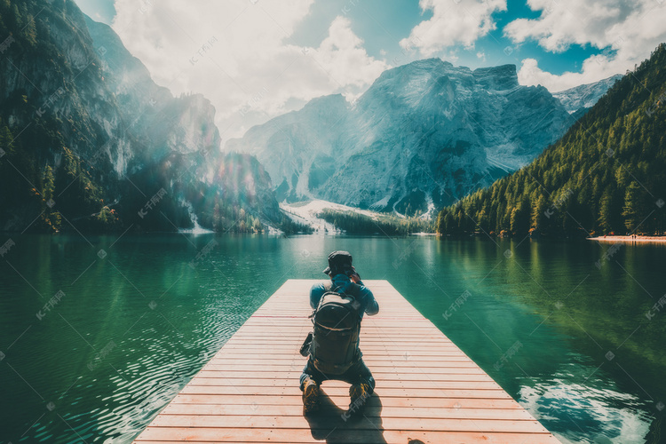 旅游徒步旅行者拍照的 Braies 湖 (湖泊 di Braies) 在白云岩山脉, 意大利。徒步旅行和探险.高清摄影大图-千库网