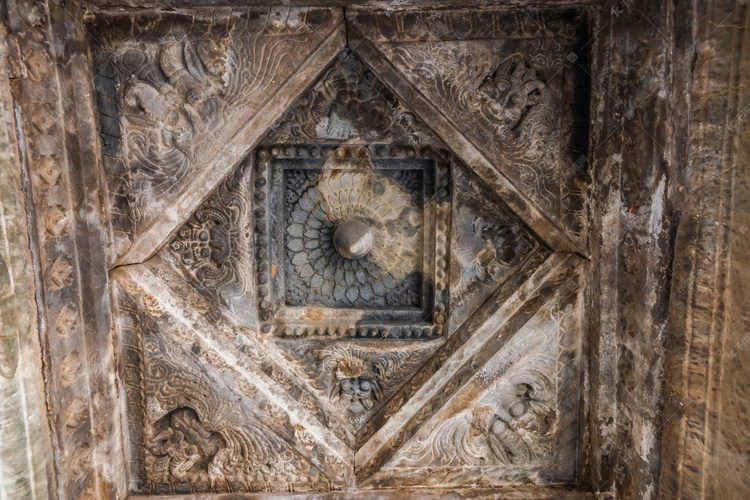 印度卡纳塔克邦贝拉瓦迪-2013年11月2日: veera narayana 寺。位于曼达帕姆天花板上的方形曼陀罗的灰色石雕展示了一些怪物的 ...