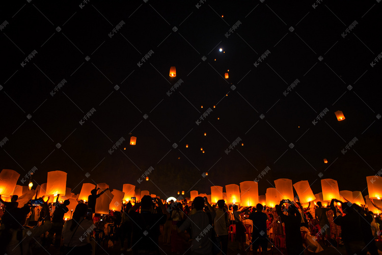 Lanna Dhutanka, Chiang Mai, Thailand - November 11, 2019：People高清摄影大图-千库网