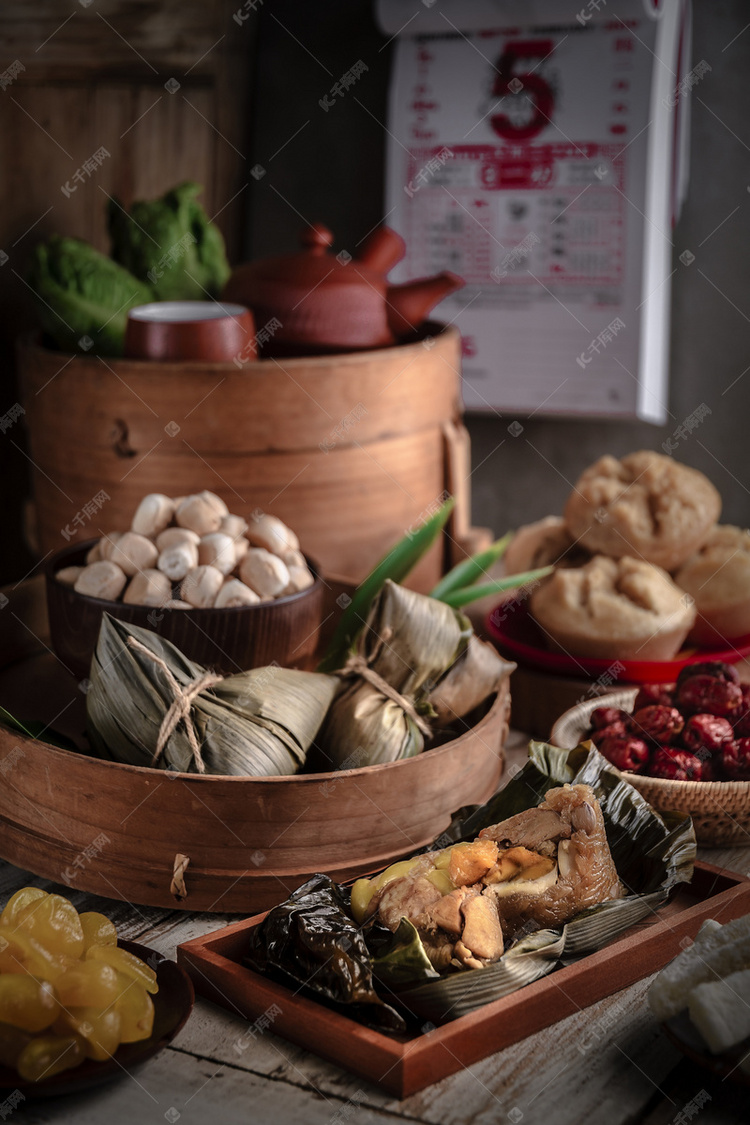 泰国迷你饼干。泰国叫Khanom Ping 一种传统的泰国甜点，由许多小的，通常色彩鲜艳的，由面粉和椰子制成的饼干组成. 高清摄影大图-千库网