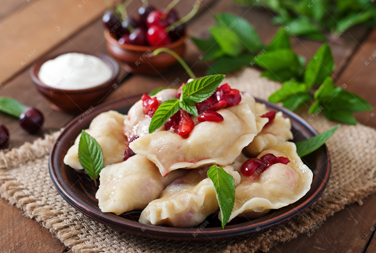 dumplings with cherries and leaves高清摄影大图-千库网