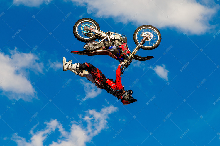 2016年8月6日。俄罗斯里赞。fmx 的一名专业骑手 (高清摄影大图-千库网