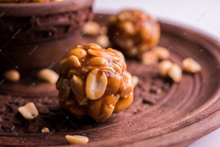 印度甜花生拉杜或 mungfali 或花生 ladu 采用烤的花生和粗糖高清摄影大图-千库网