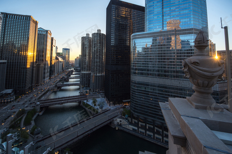 芝加哥的天际线。芝加哥市中心的天际线黄昏.背景图片免费下载_海报banner/高清大图_千库网(图片编号6171441)