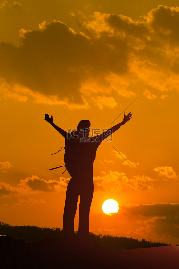 剪影黄昏人物出行户外张开双臂摄影图配图高清摄影大图-千库网