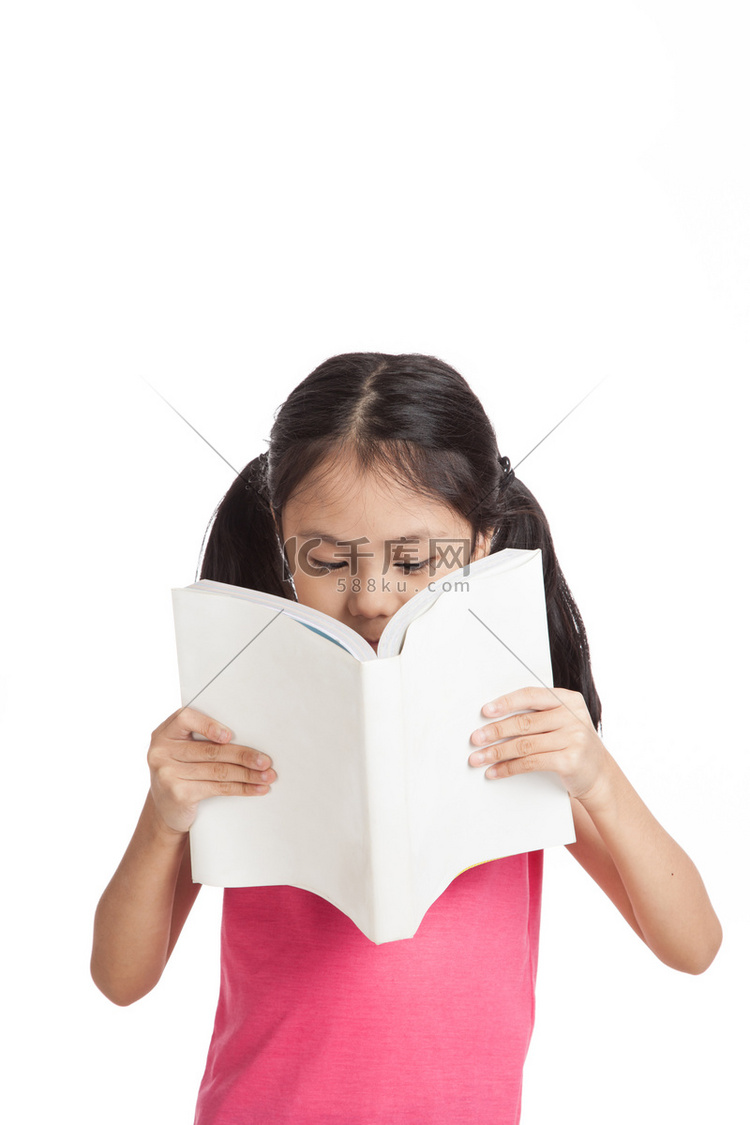 Happy little asian girl read a book高清摄影大图-千库网
