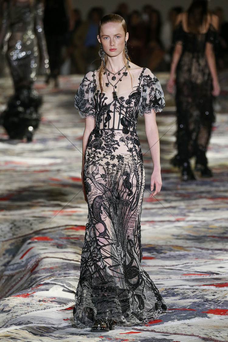 亚历山大 · 麦昆设计由莎拉 · 伯顿秀高清摄影大图-千库网