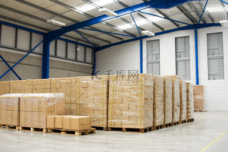 与仓库中的纸箱托盘高清摄影大图-千库网