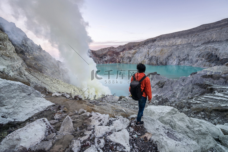印度尼西亚 kavah ijen 的年轻旅行者看起来像火山口蓝色的湖高清摄影大图-千库网