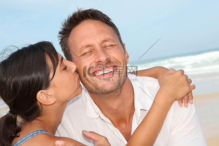 父亲和女儿在海滩上的特写人物特写老年人高清摄影大图-千库网