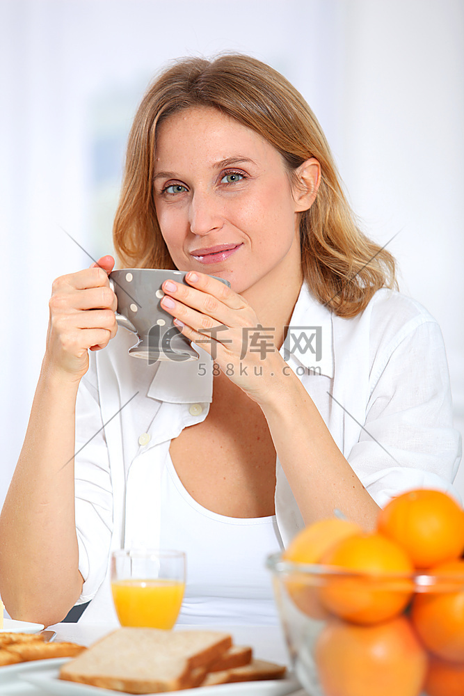 早上吃早餐的女人高清摄影大图 千库网