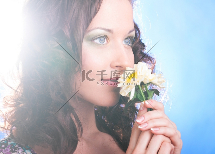 美丽的女人与花在蓝色的背景人物特写卷发器高清摄影大图-千库网